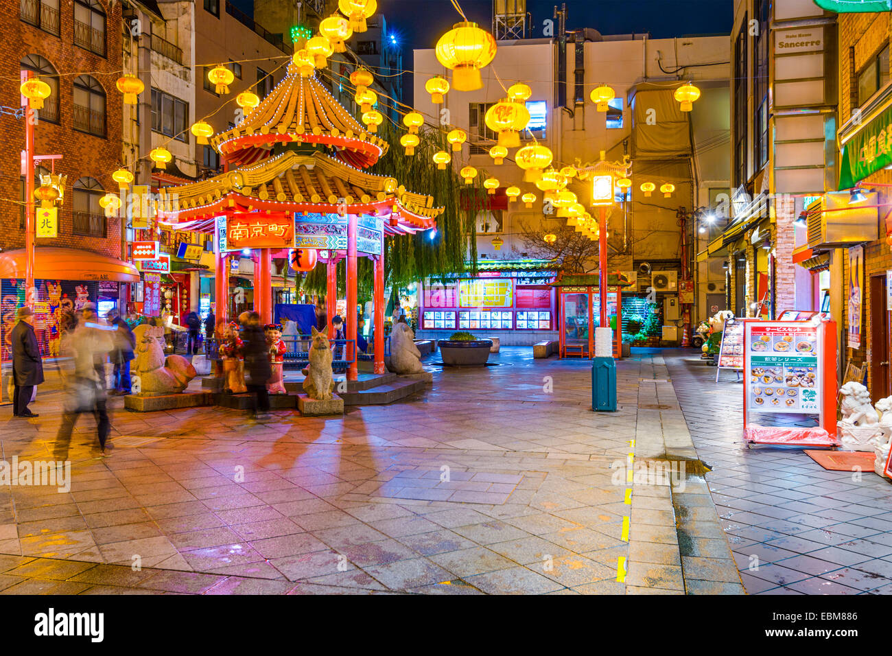 Kobe Chinatown in the evening. It is one of three designated Chinatowns ...