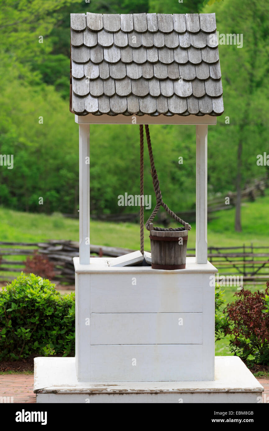 Water well colonial williamsburg hi-res stock photography and images ...