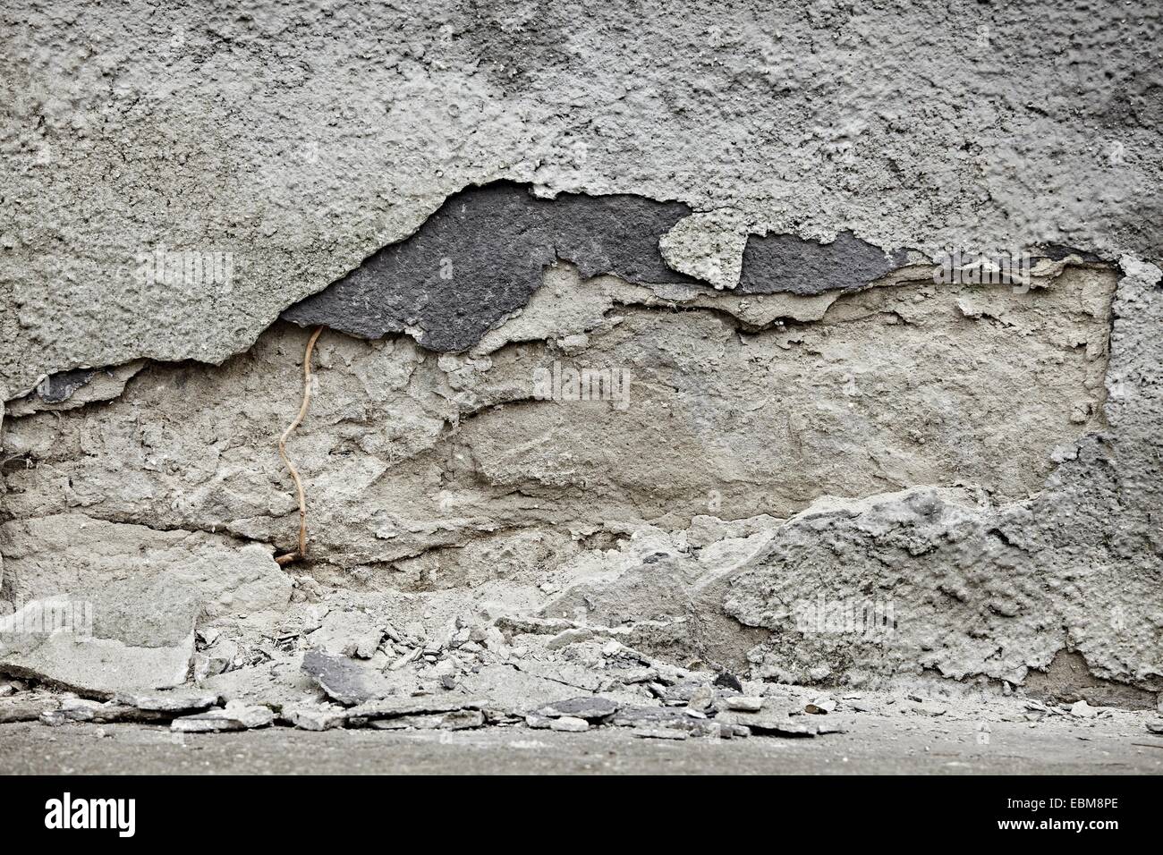 Wall falling apart hi-res stock photography and images - Alamy