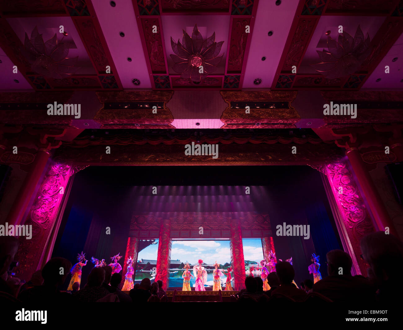 Traditional Tang dynasty Chinese opera at the Tang Dynasty Theater in ...
