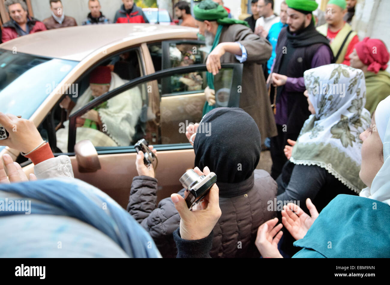 Shaikh Nazim Al-Haqqani, leader of the Naqshbandi-Haqqani Sufi Order ...