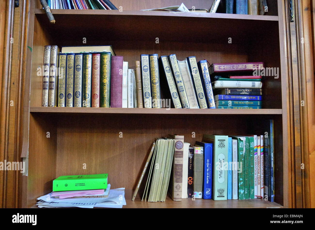 Islamic book shelf hi-res stock photography and images - Alamy