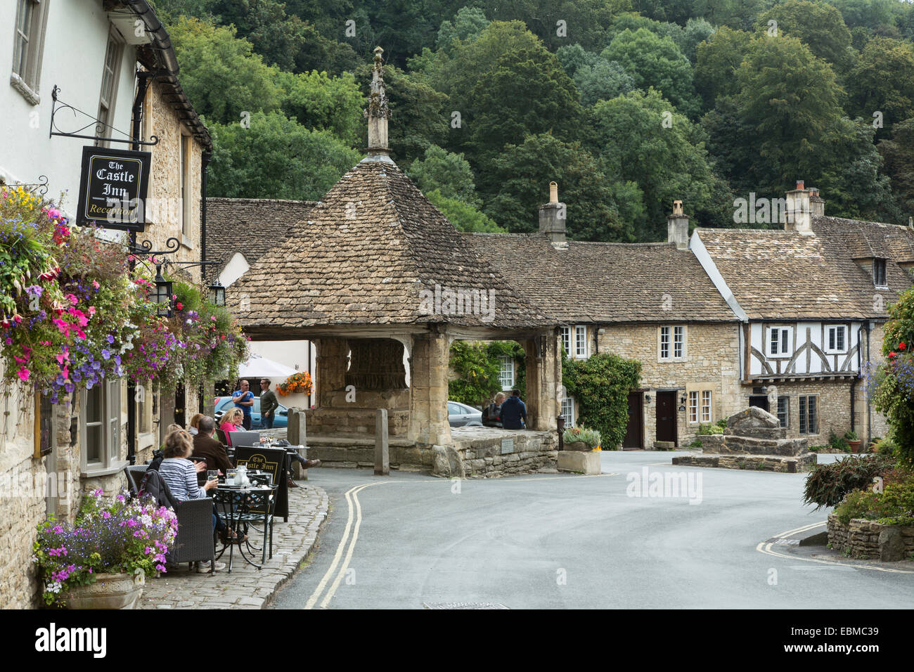 Sitting Outside Pub Stock Photos & Sitting Outside Pub Stock Images - Alamy