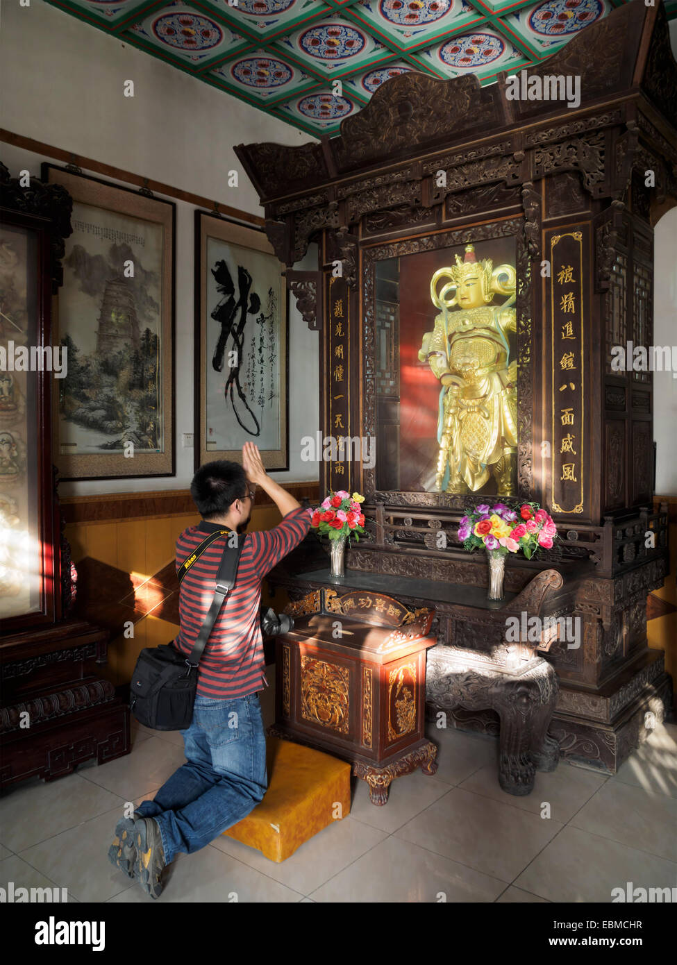 Man praying buddhist temple hi-res stock photography and images - Alamy