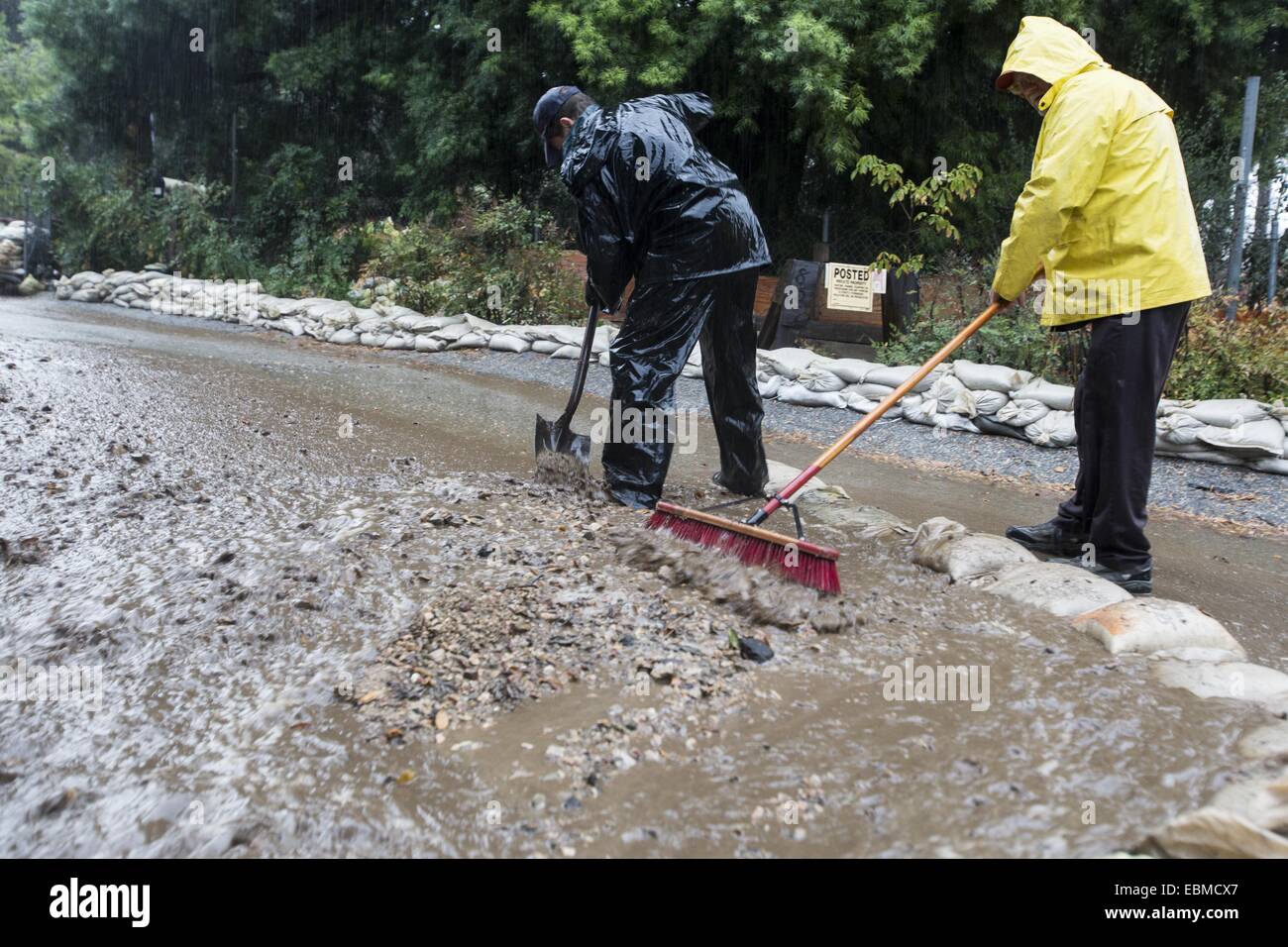 Los Angeles, California, USA. 2nd Dec, 2014. People work to stem mud ...