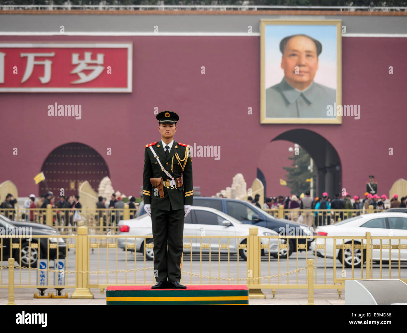 Soldier standing guard hi-res stock photography and images - Alamy