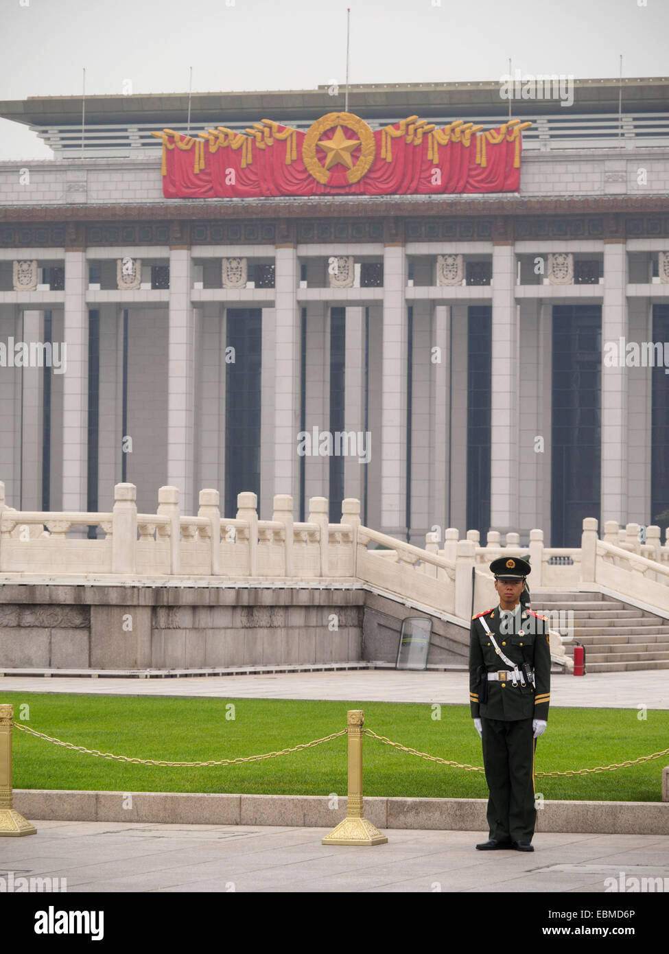 Security guard museum hi-res stock photography and images - Alamy