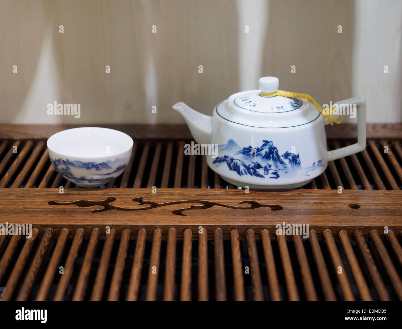 Chinese tea pot and cup Stock Photo - Alamy