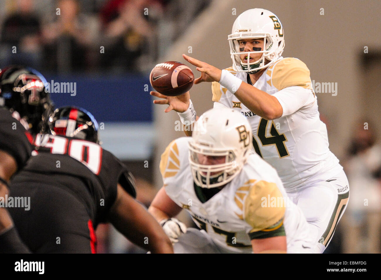 Baylor Bears quarterback Bryce Petty (14) takes the snap from ...