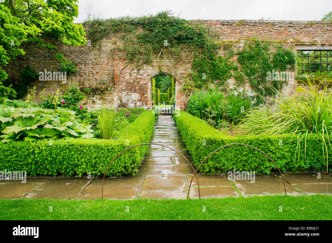 Sissinghurst Castle Garden - one of the world's most celebrated gardens ...