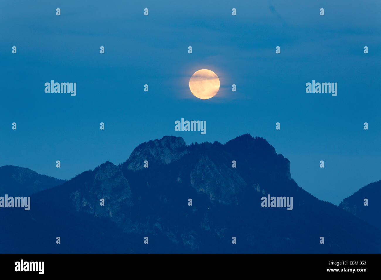 Full moon above Wasserwand, Heuberg and Kitzstein mountains, Chiemgau ...