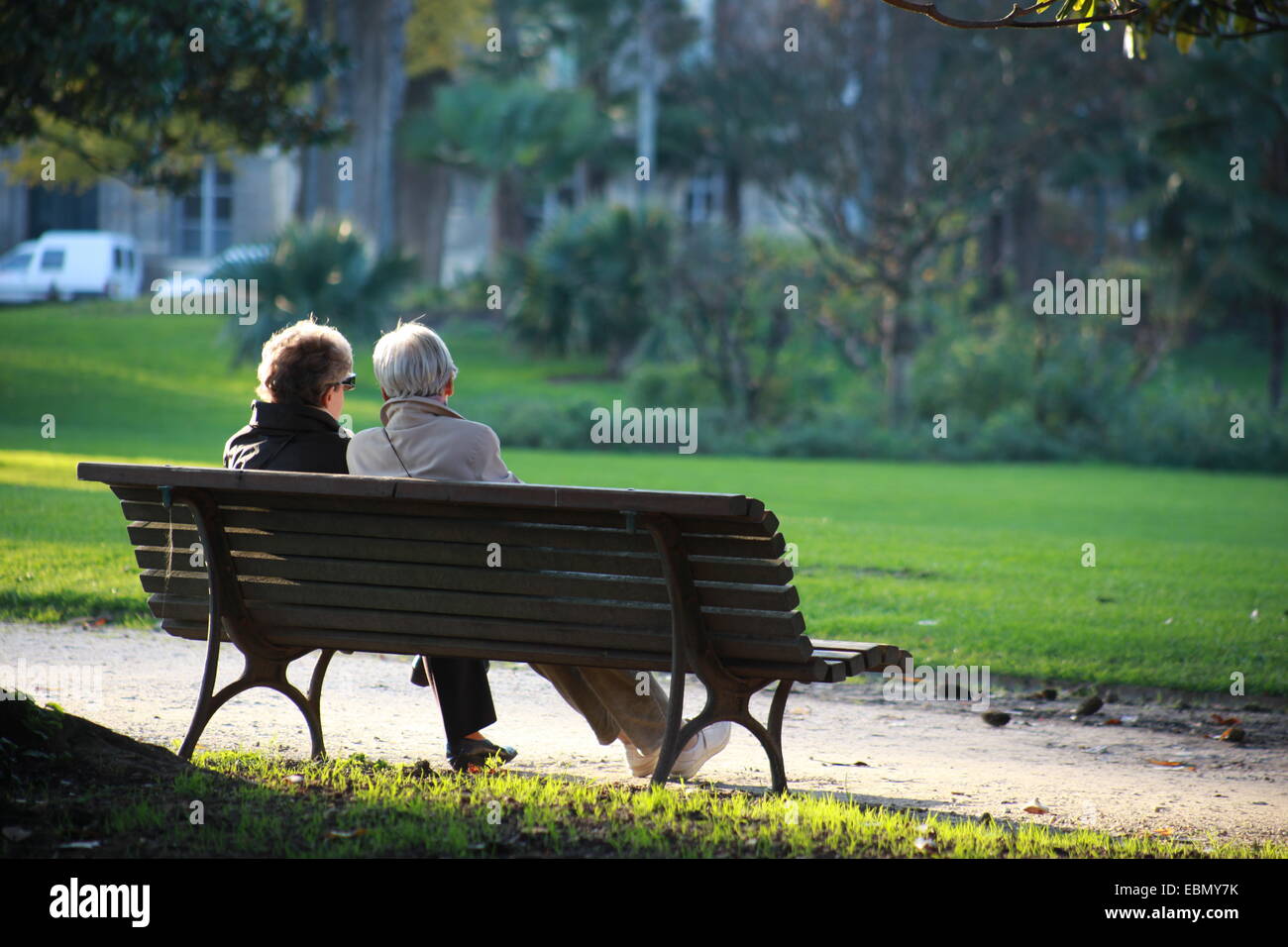 Family sat on a bench hi-res stock photography and images - Alamy