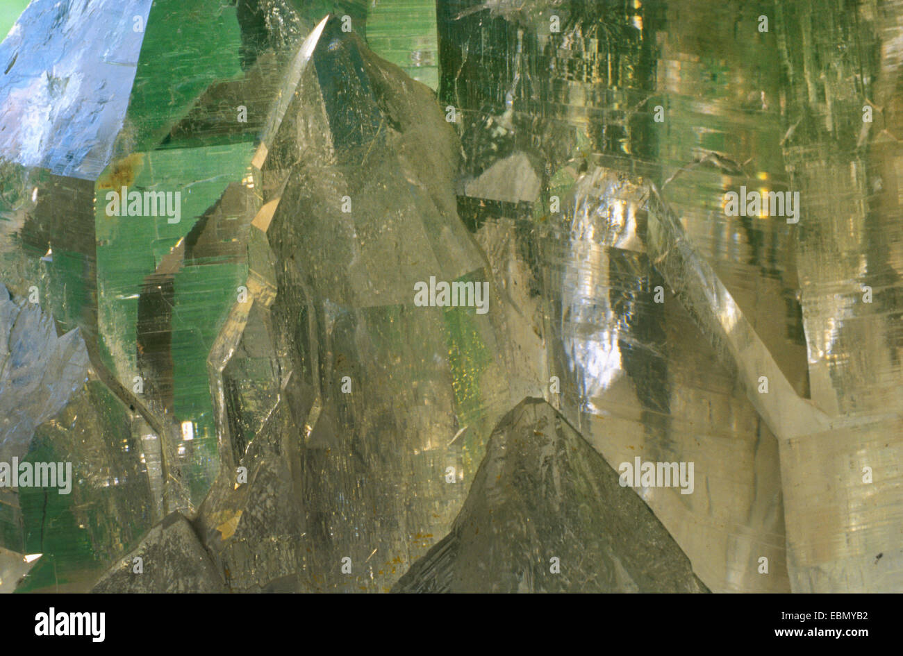 Quartz sio2 crystal structure hi-res stock photography and images - Alamy
