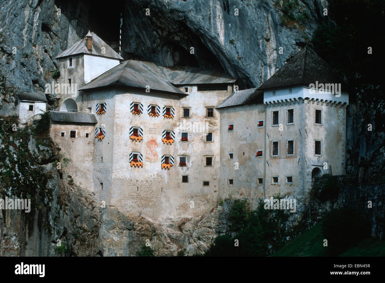 historic cave castle; Predjamski Grad, Slovenia, Julische Alpen Stock ...