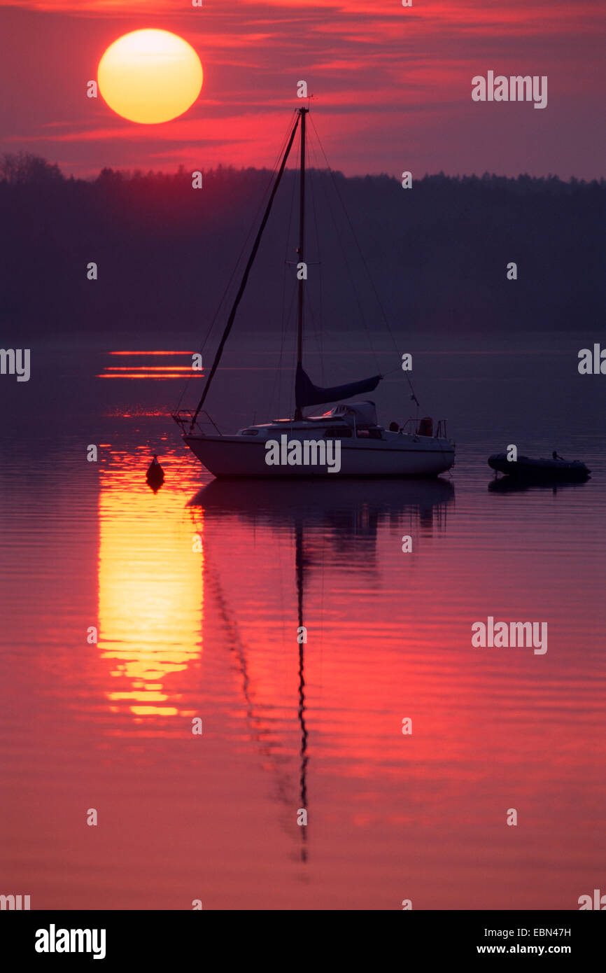 Sailing boat sunset lake hi-res stock photography and images - Alamy