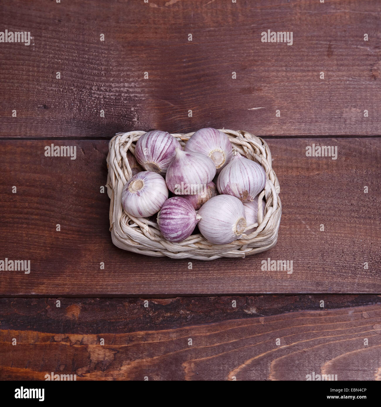 garlic on a desk Stock Photo - Alamy
