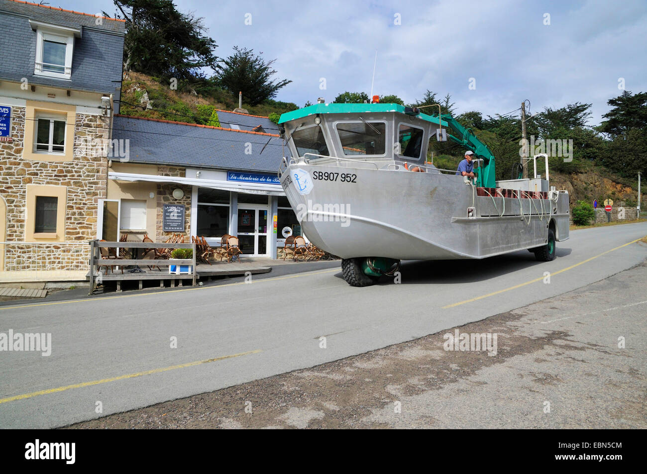 Amphibious boats hi-res stock photography and images - Alamy