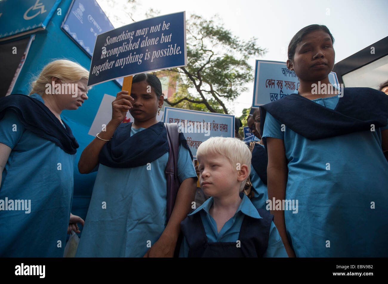 (141203) -- CALCUTTA, Dec. 3, 2014 (Xinhua) -- Indian disabled girls ...
