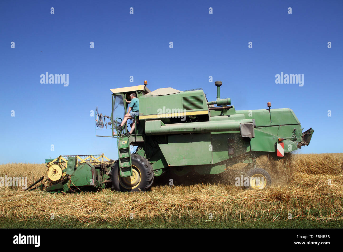 Side view harvester machines harvest hi-res stock photography and ...
