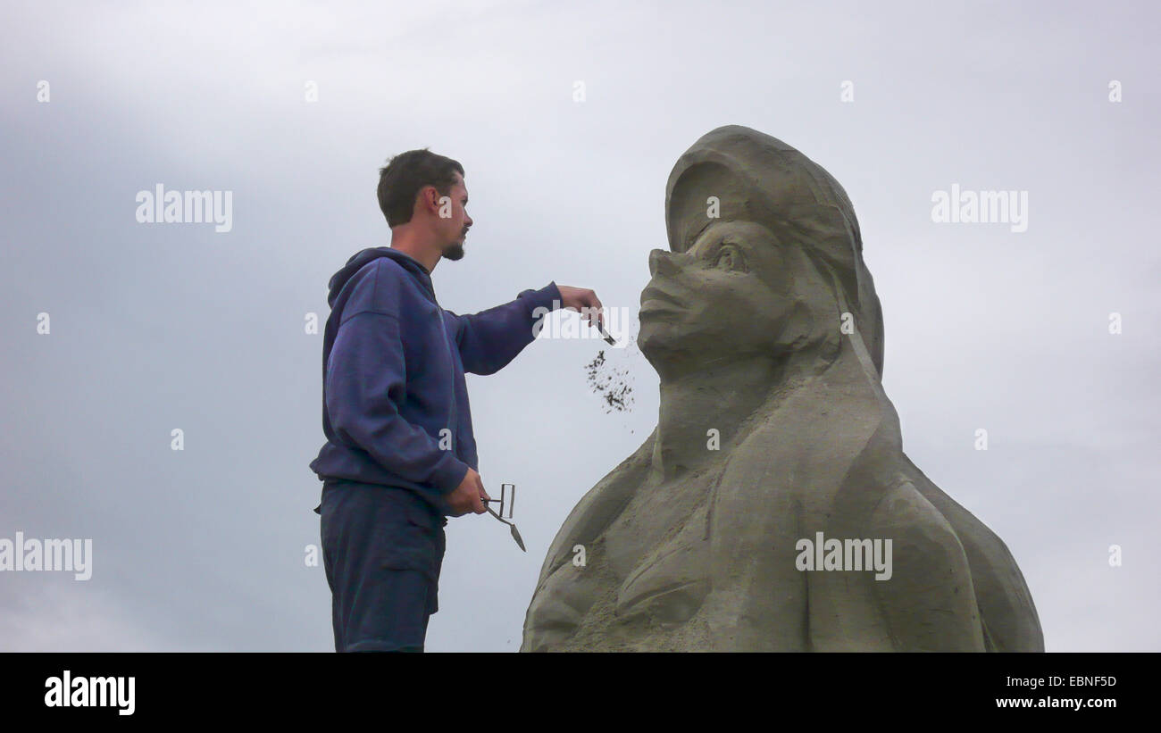 artist forming a sand sculpture Stock Photo - Alamy