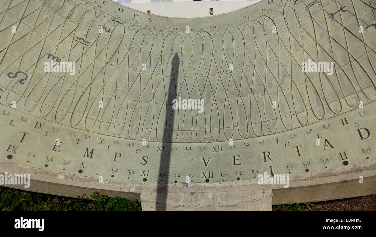 Sundial face hi-res stock photography and images - Alamy