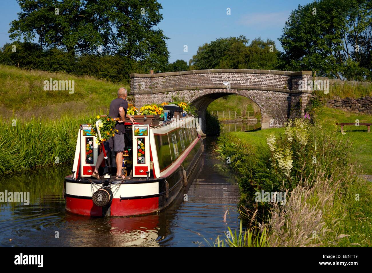 Junction canal narrowboat bridge hi-res stock photography and images ...