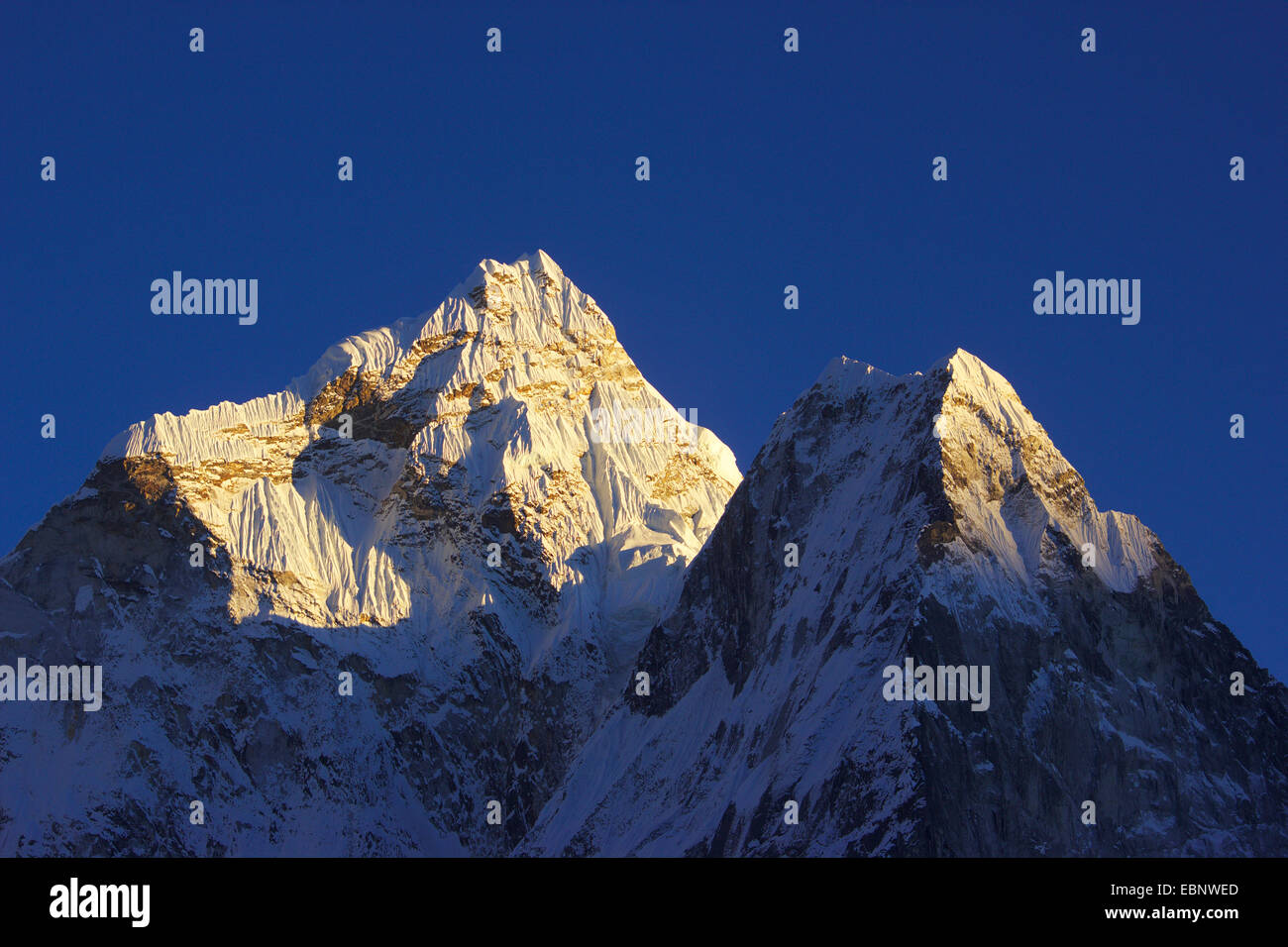 View ama dablam mountain in hi-res stock photography and images - Alamy