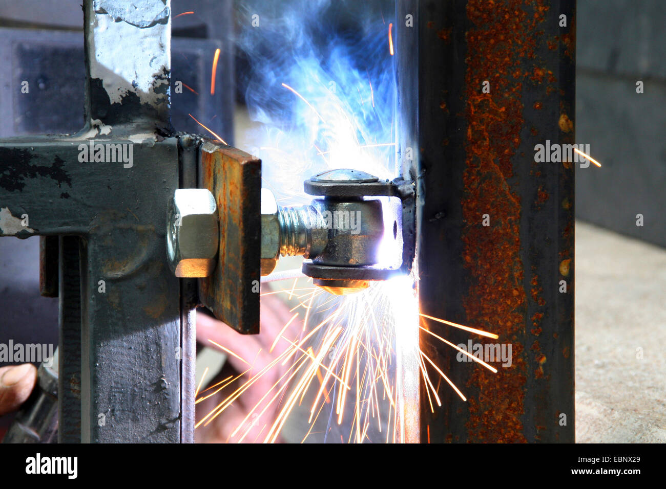 Iron welding hi-res stock photography and images - Alamy