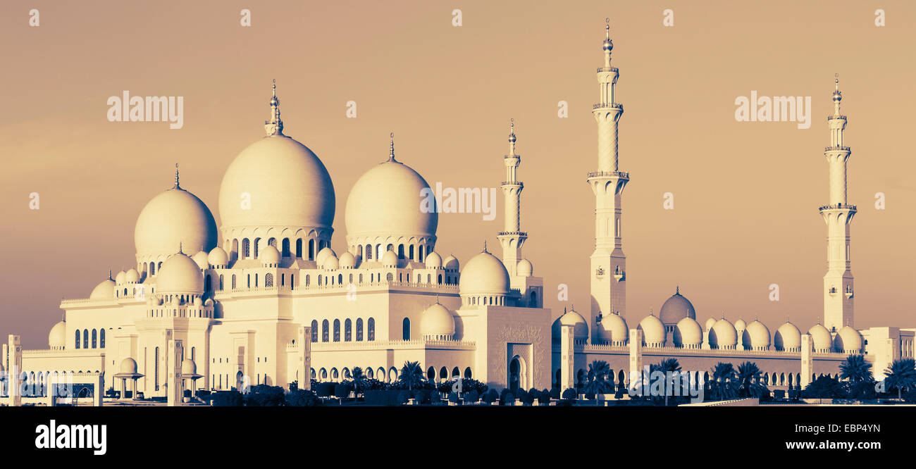 Panoramic view of Abu Dhabi Sheikh Zayed Mosque Stock Photo - Alamy