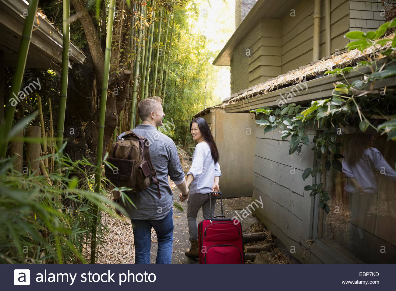 People arriving at house hi-res stock photography and images - Alamy