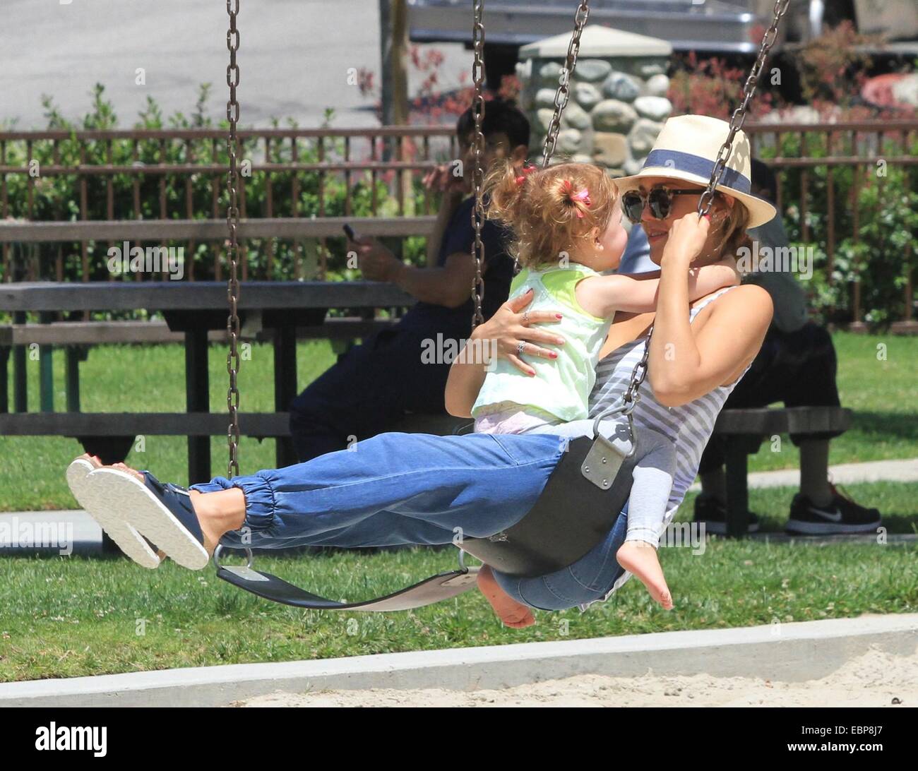 Jessica Alba enjoys a day at the park with her mother and daughter ...