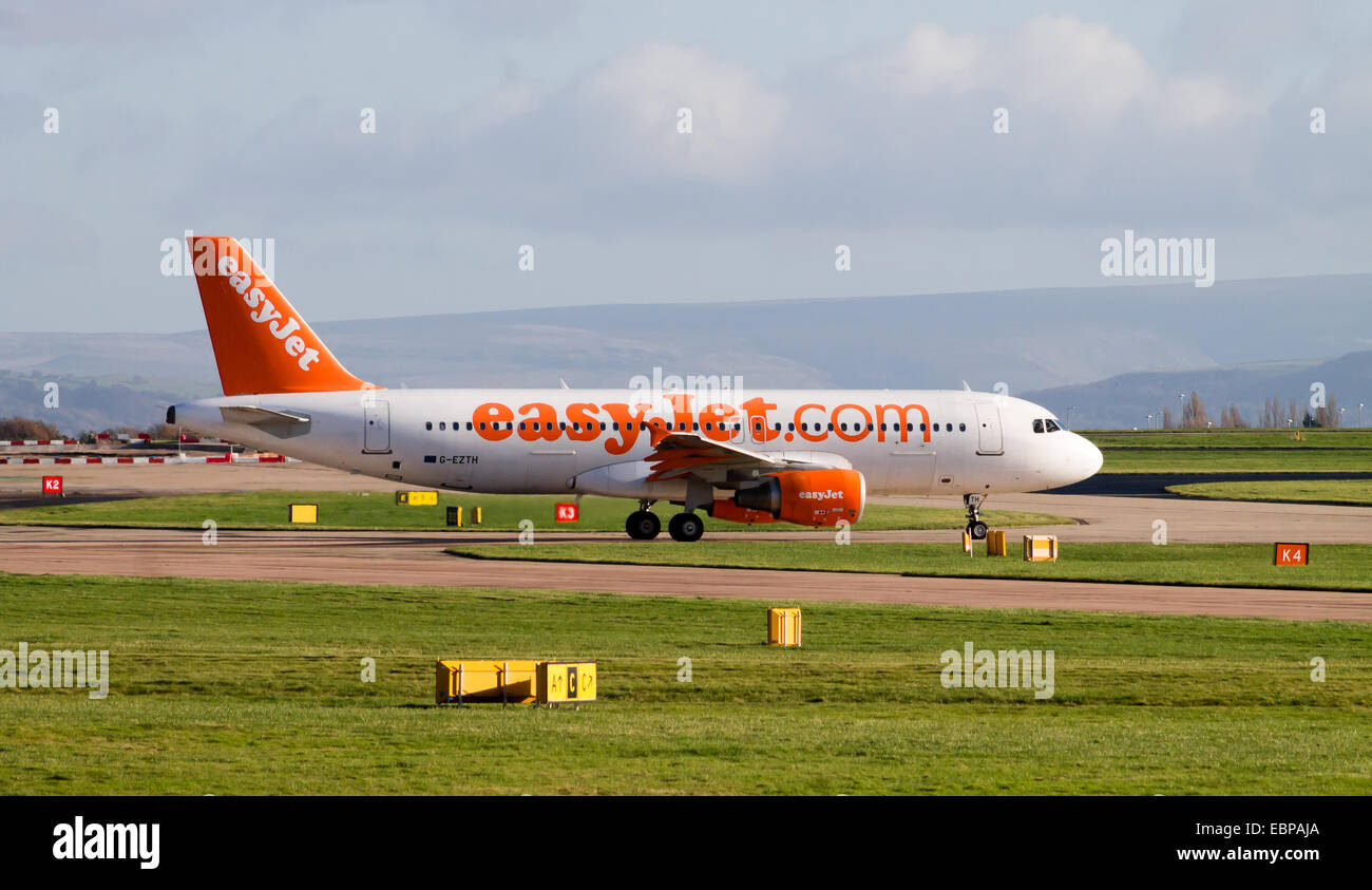 Easyjet aircraft landing manchester airport hi-res stock photography ...