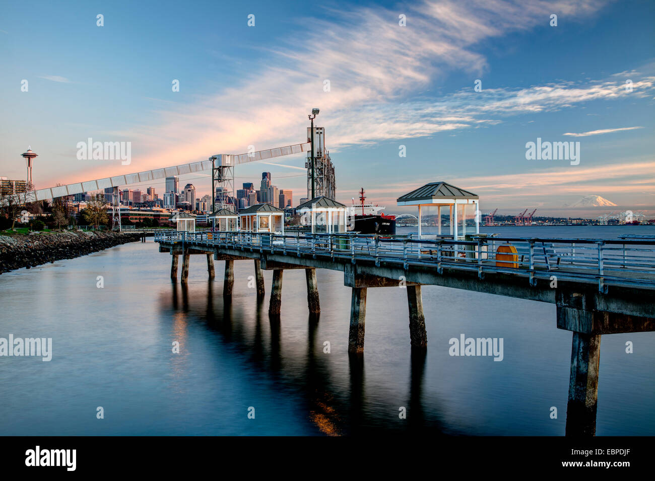 Seattle pier hi-res stock photography and images - Alamy
