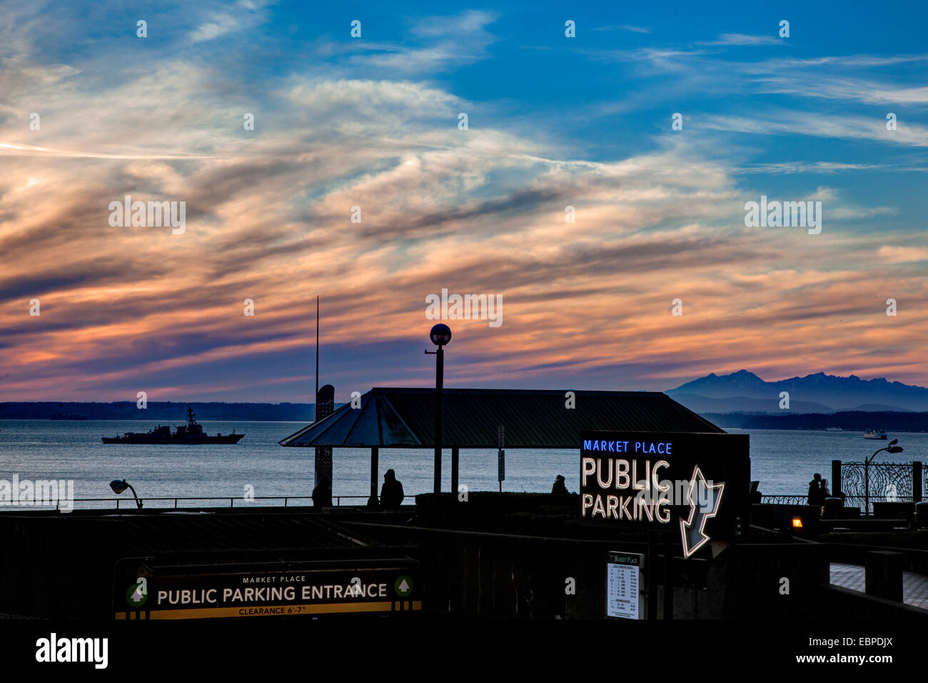 Seattle waterfront dusk hi-res stock photography and images - Alamy