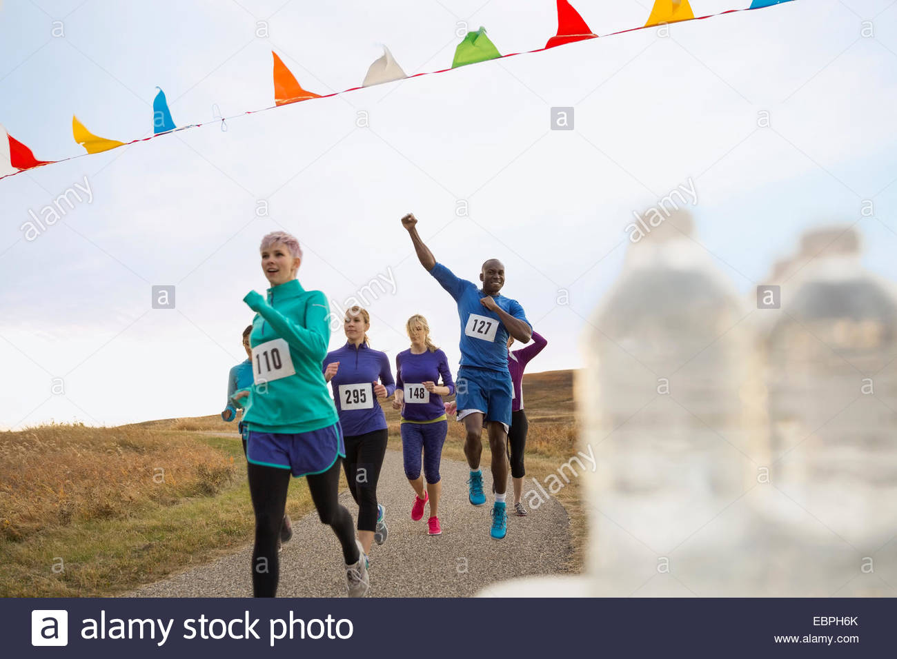 Cheering runners approaching finish line Stock Photo - Alamy