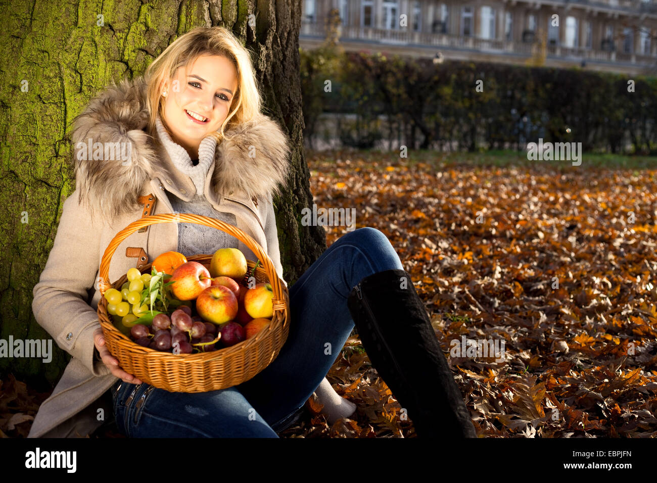 Woman fruit outdoors hi-res stock photography and images - Alamy