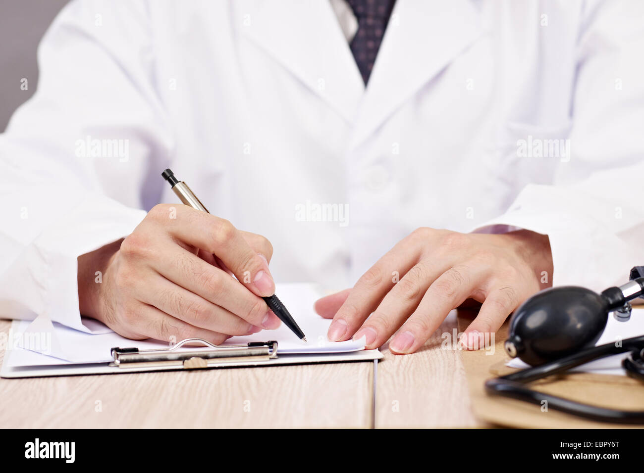 Doctor writing notes hi-res stock photography and images - Alamy