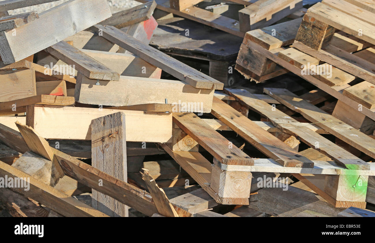 Broken pallets hi-res stock photography and images - Alamy