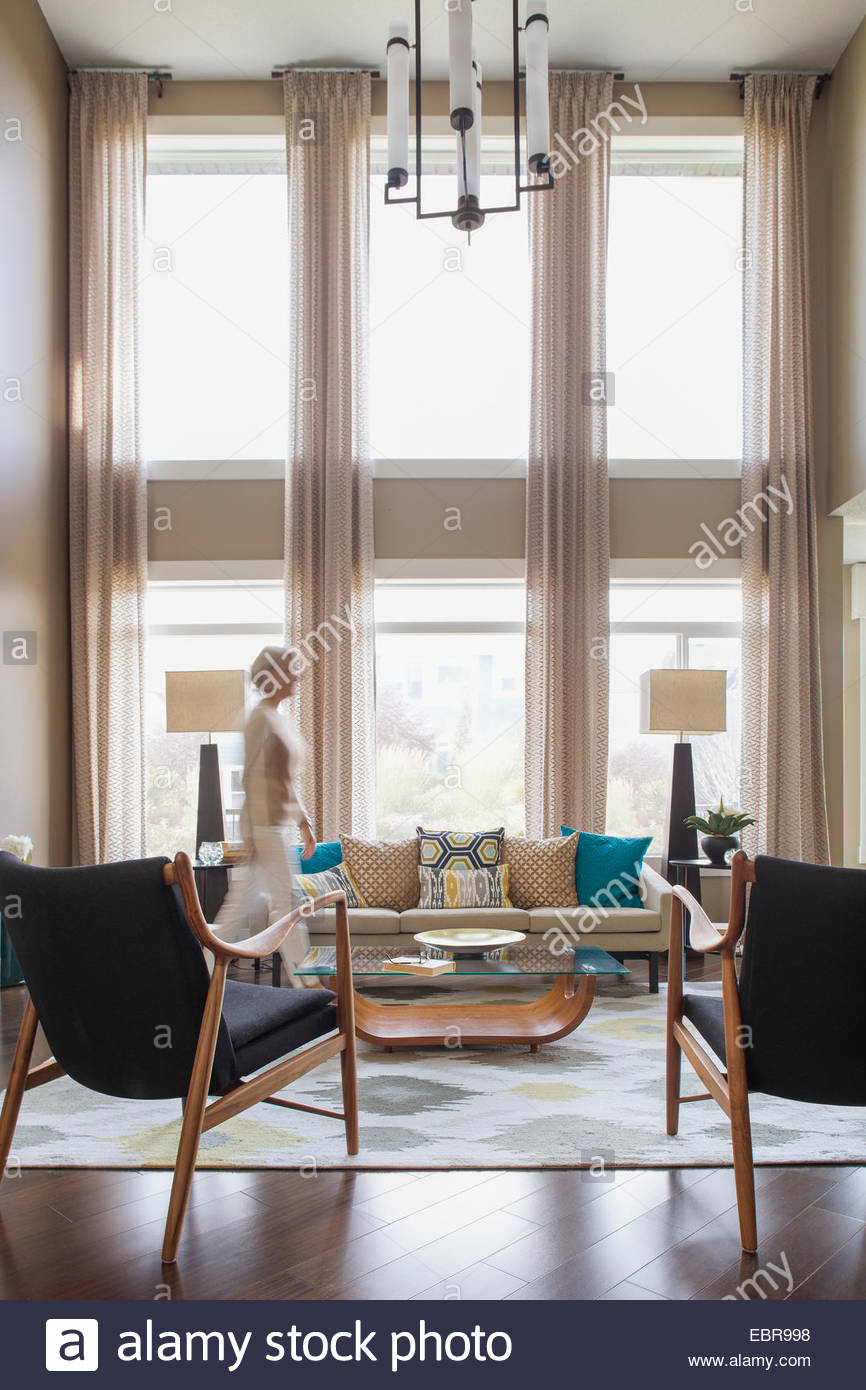 Woman walking into room hi-res stock photography and images - Alamy