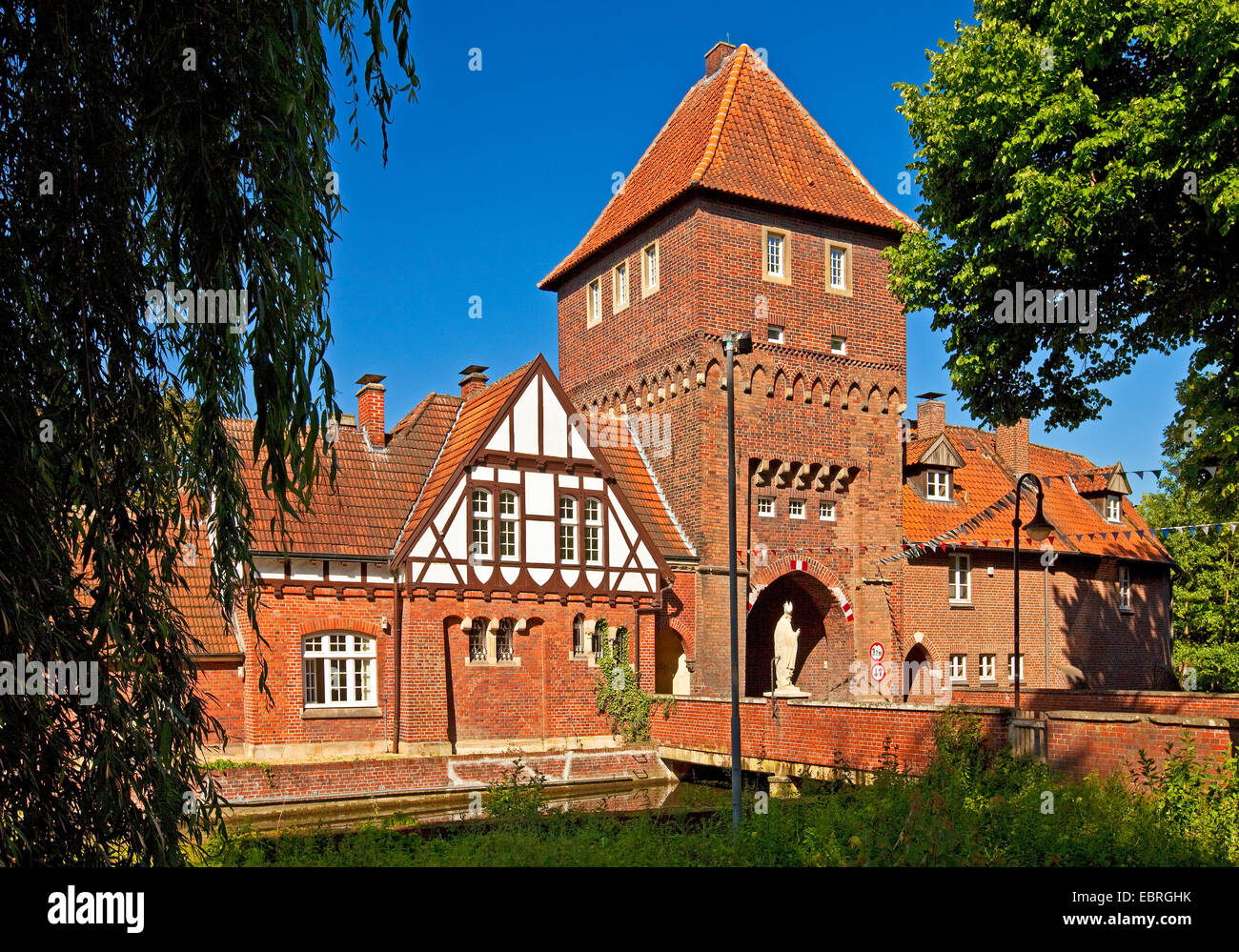 Medieval town gate hi-res stock photography and images - Alamy