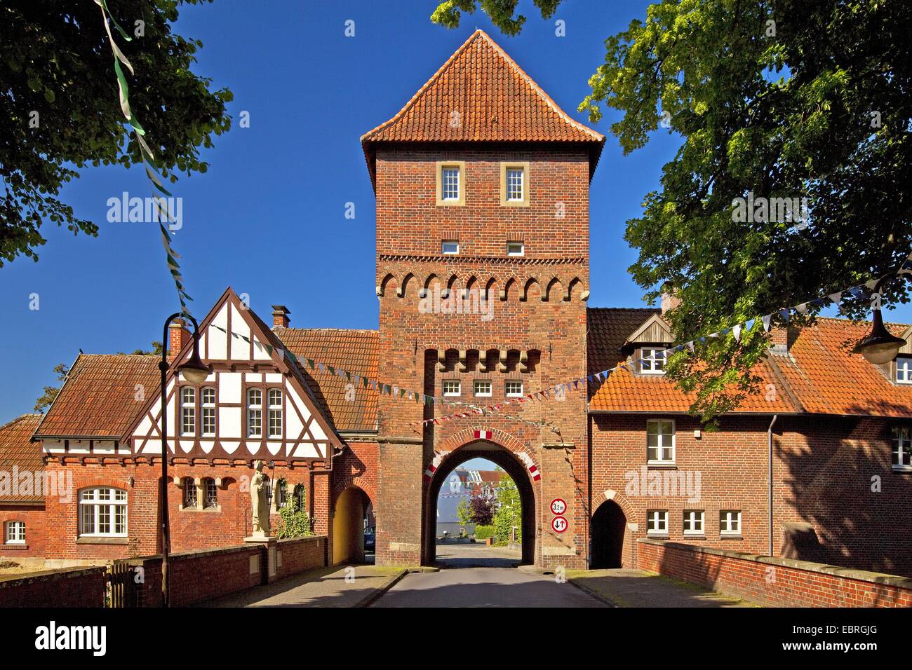 Medieval town gate hi-res stock photography and images - Alamy