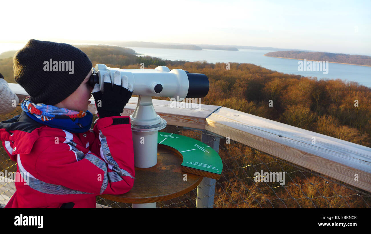 Child looking through telescope hi-res stock photography and images - Alamy