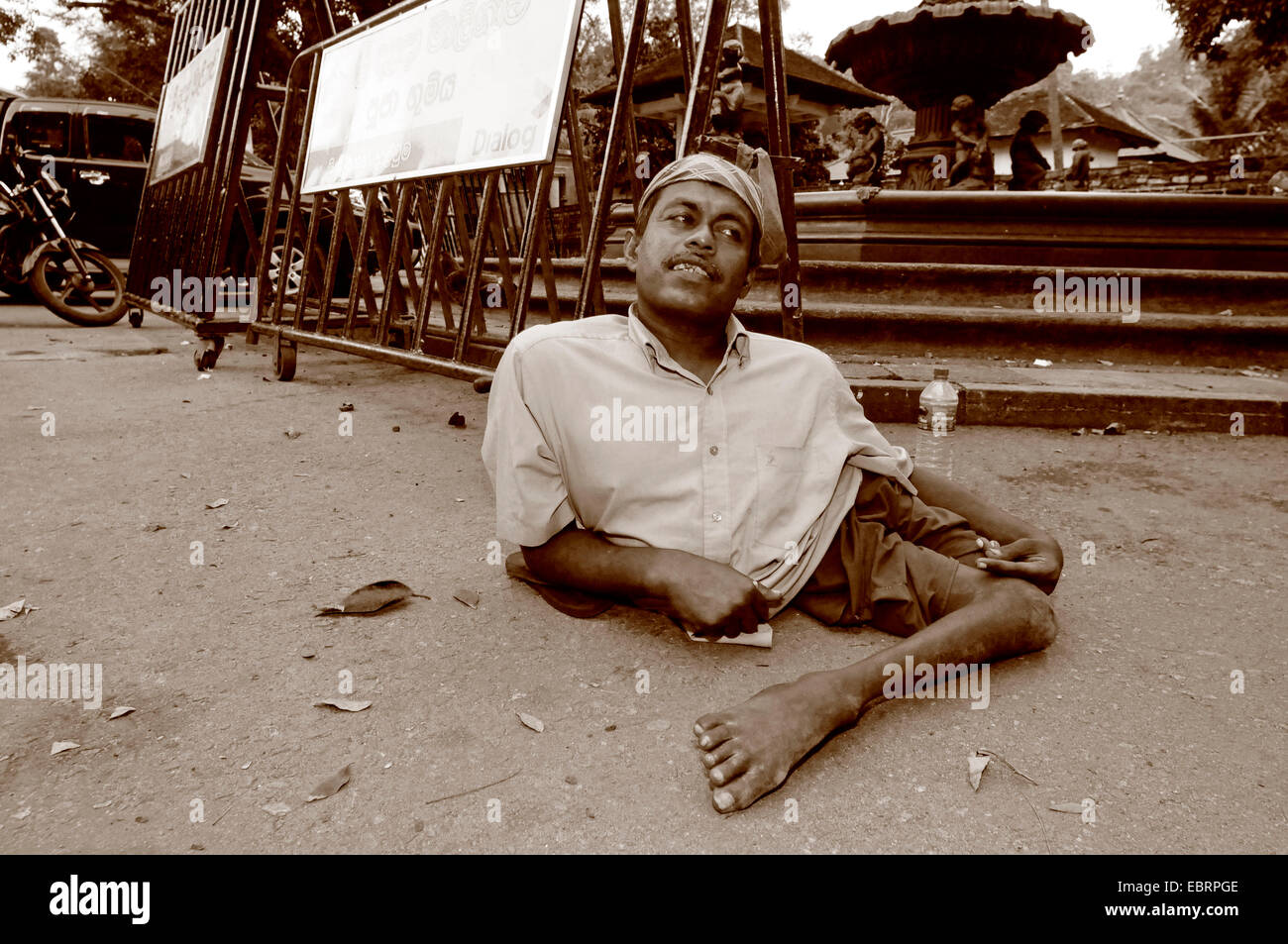 disabled beggar in front of a temple, Sri Lanka, Zahntempel in Kandy ...