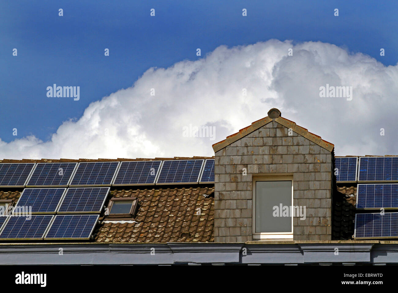 Solar roof hi-res stock photography and images - Alamy