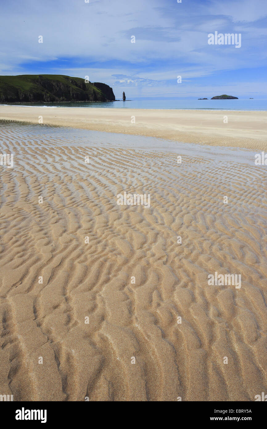 sandy beach of the Sandwood Bay at the nothern coast of Scotland ...