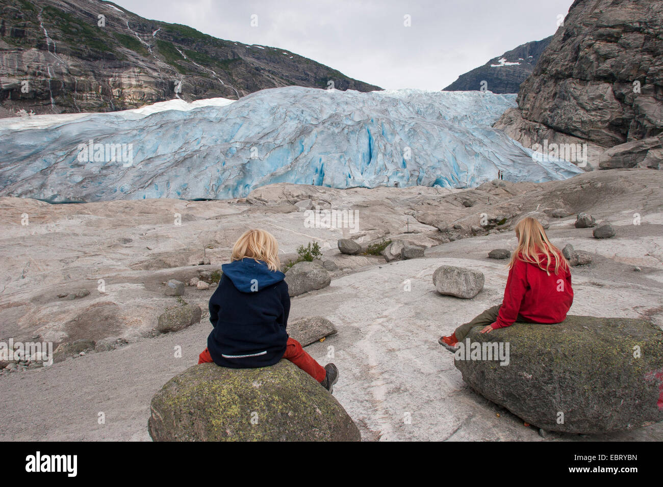 Children sitting on rock hi-res stock photography and images - Alamy