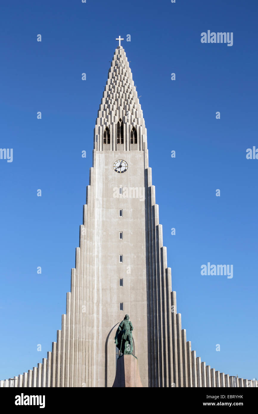 Statue outside hallgrimskirkja reykjavik iceland hi-res stock ...