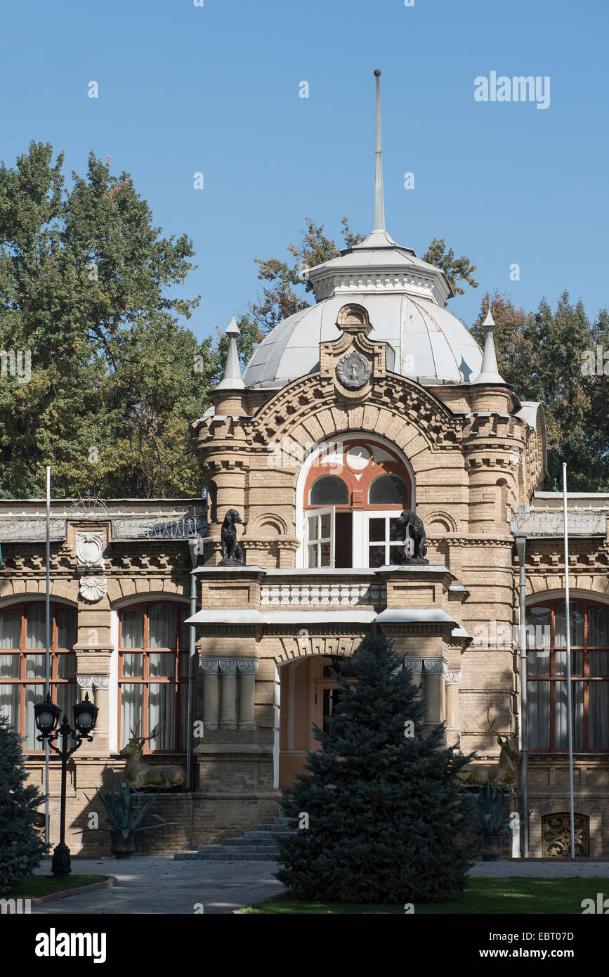 Government building at square of independence (Mustaqillik Maydoni ...