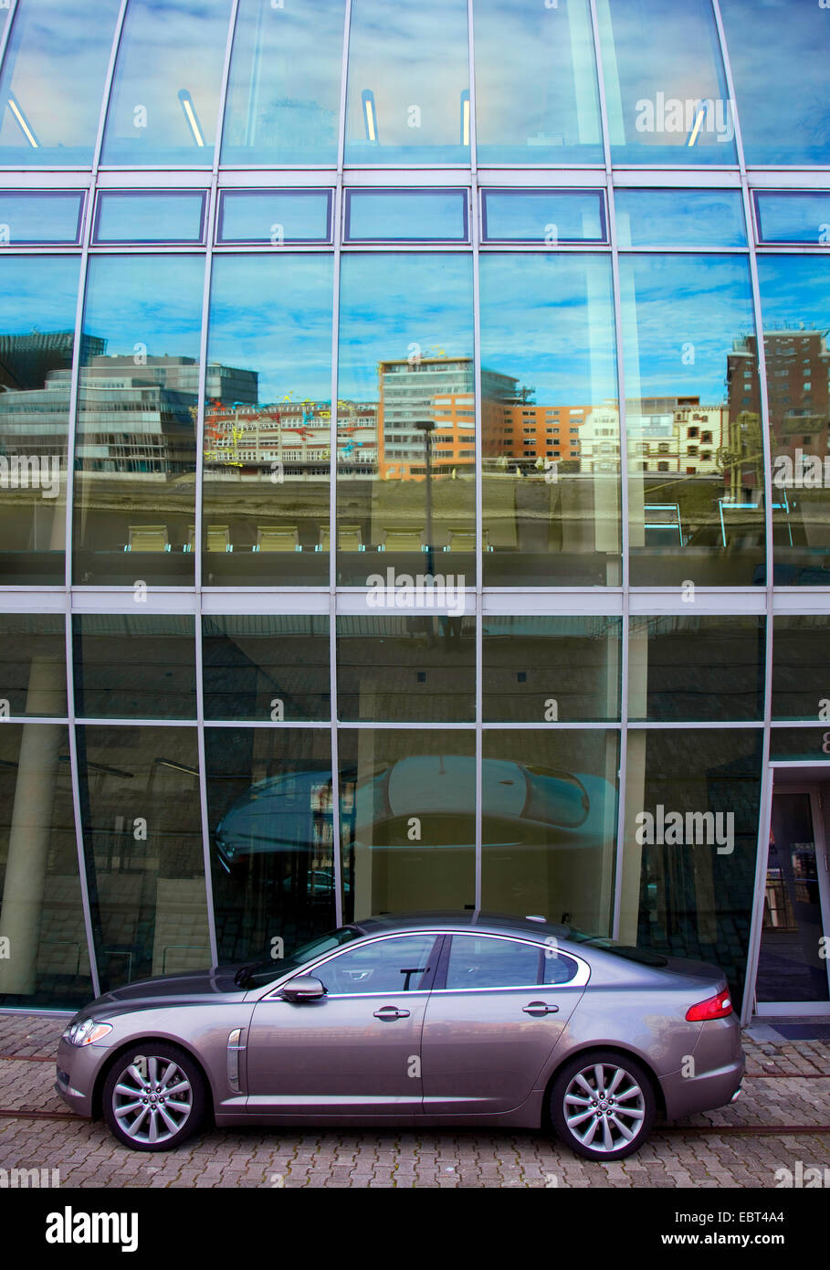 a car in front of 'Haus vor dem Wind', Media Harbour mirroring in the ...