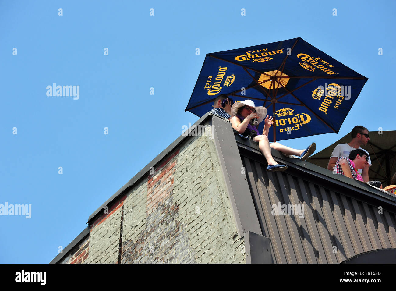 People sitting on roof hi-res stock photography and images - Alamy